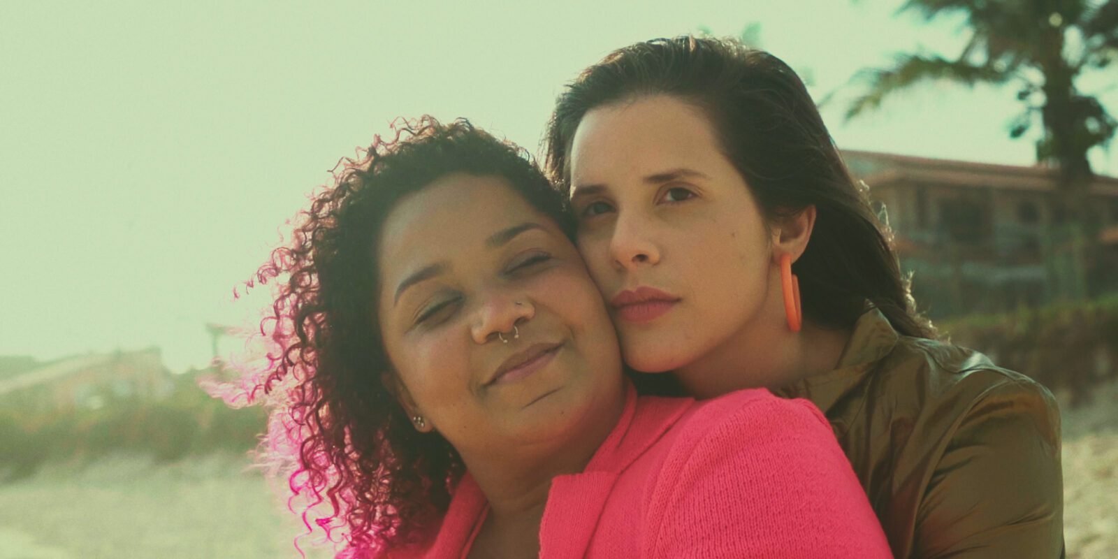Carol Faria canta sobre o amor LGBTQIA+ no videoclipe de ‘Tanto’, que ...