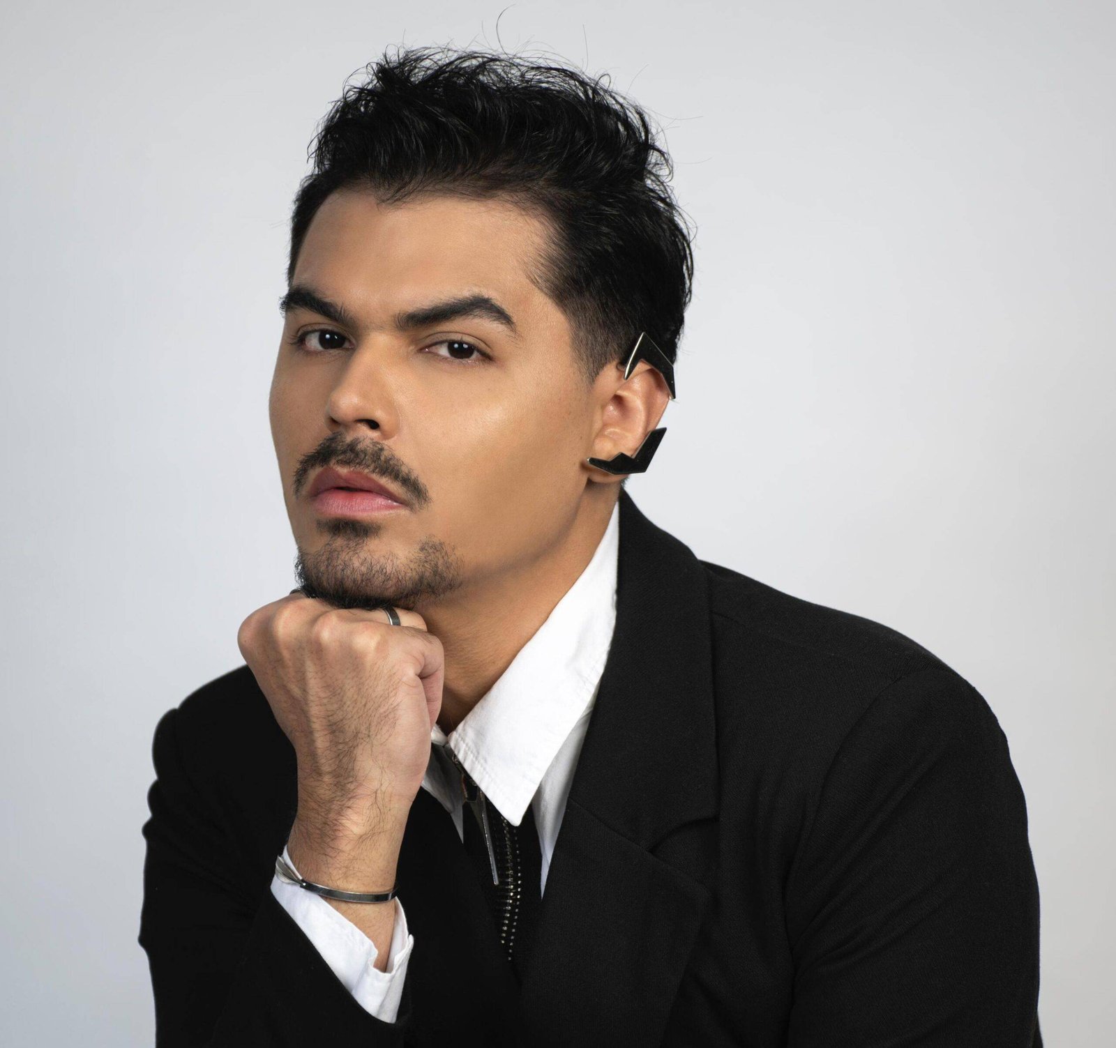 Celebrando 10 anos de carreira, Ariel Quirino, está no Brasil para ...